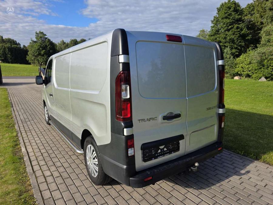 Grey Renault Trafic 2017 in Telschi, with an engine capacity of 1.60 L and mileage of 173 thousand km for 7700 €, photo 5 on AUTOMOTO.COM.LV
