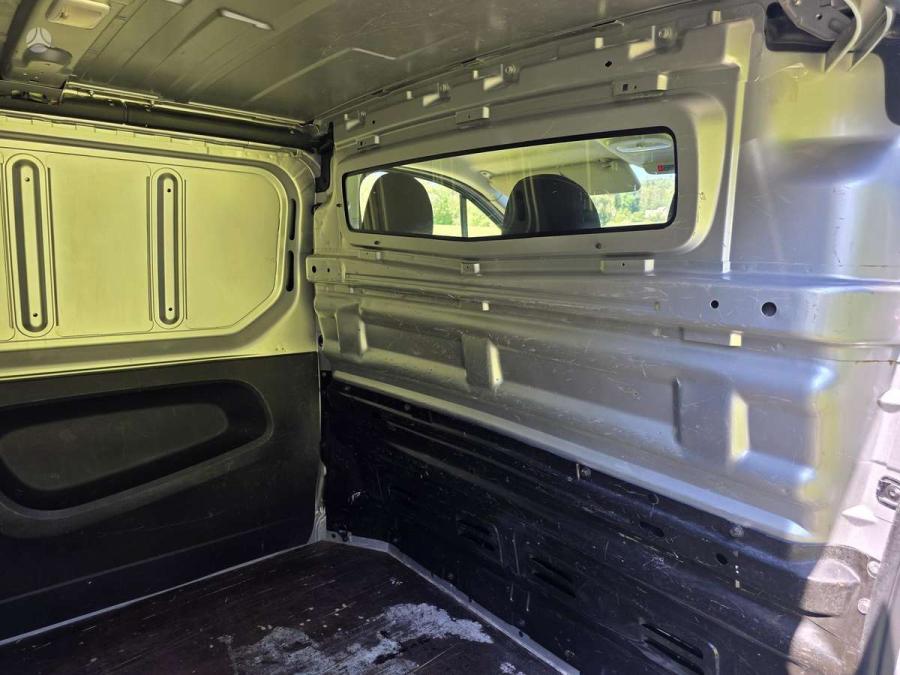 Grey Renault Trafic 2017 in Telschi, with an engine capacity of 1.60 L and mileage of 173 thousand km for 7700 €, photo 31 on AUTOMOTO.COM.LV