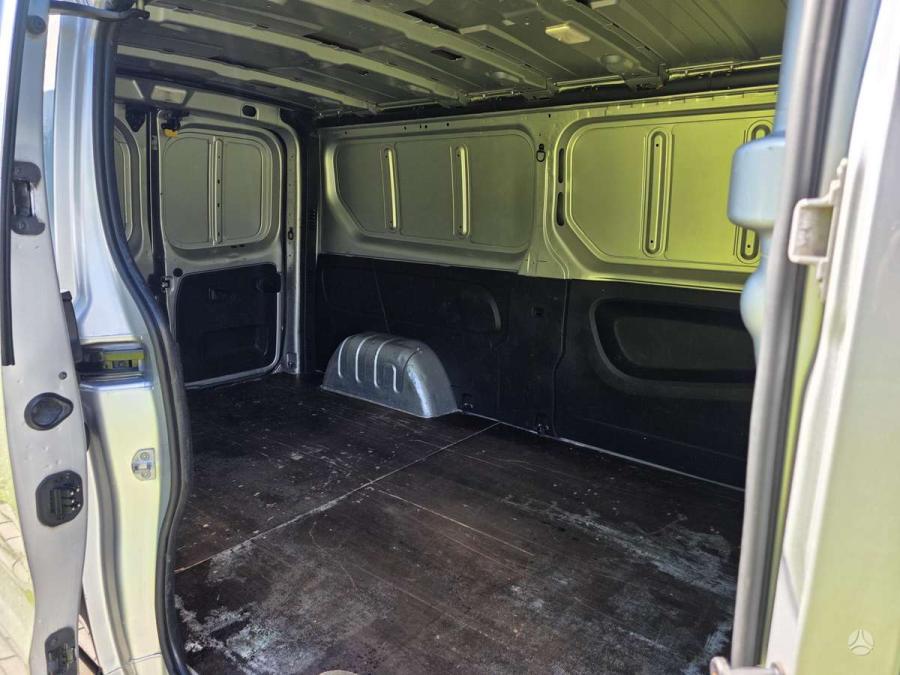 Grey Renault Trafic 2017 in Telschi, with an engine capacity of 1.60 L and mileage of 173 thousand km for 7700 €, photo 32 on AUTOMOTO.COM.LV
