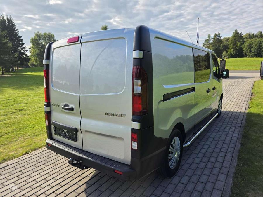 Grey Renault Trafic 2017 in Telschi, with an engine capacity of 1.60 L and mileage of 173 thousand km for 7700 €, photo 4 on AUTOMOTO.COM.LV