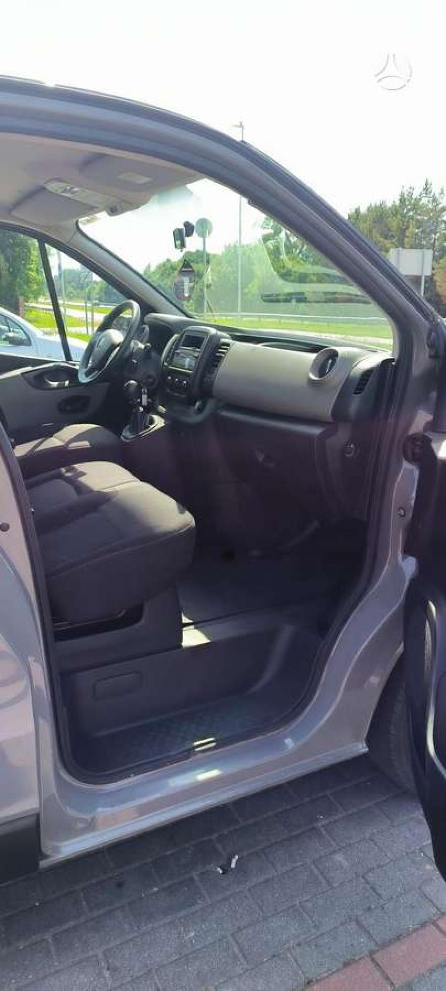 Grey Renault Trafic 2019 in Klaipeda, with an engine capacity of 1.60 L and mileage of 211 thousand km for 13999 €, photo 10 on AUTOMOTO.COM.LV