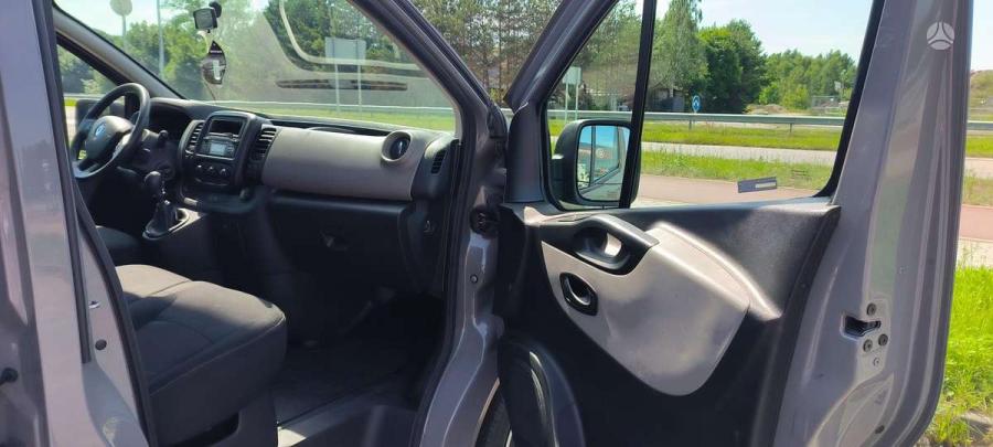 Grey Renault Trafic 2019 in Klaipeda, with an engine capacity of 1.60 L and mileage of 211 thousand km for 13999 €, photo 11 on AUTOMOTO.COM.LV
