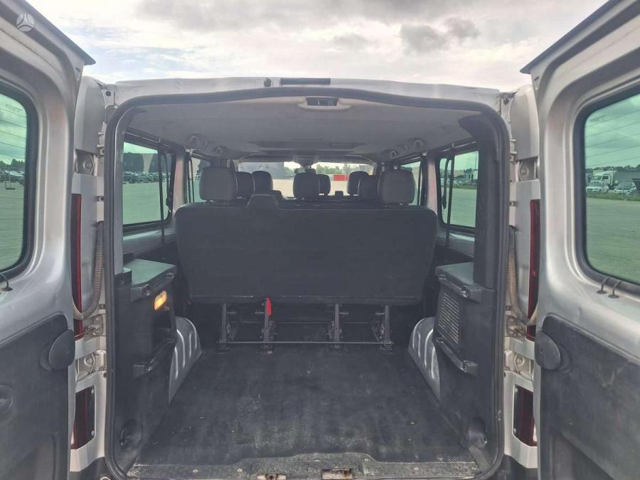 Grey Renault Trafic 2020 in Vilnius, with an engine capacity of 2.00 L and mileage of 100 thousand km for 15609 €, photo 19 on AUTOMOTO.COM.LV