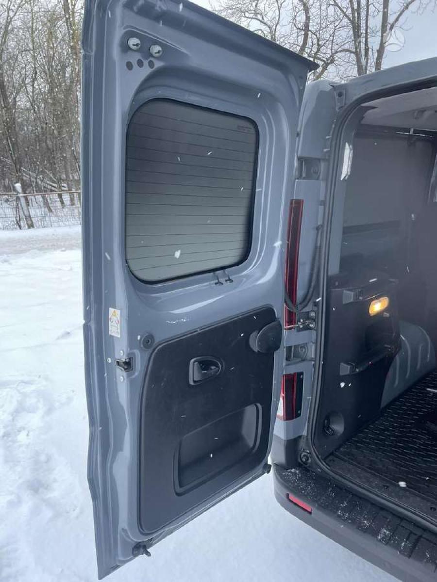 Grey Renault Trafic 2023 in Kaunas, with an engine capacity of 2.00 L and mileage of 158 thousand km for 26620 €, photo 18 on AUTOMOTO.COM.LV