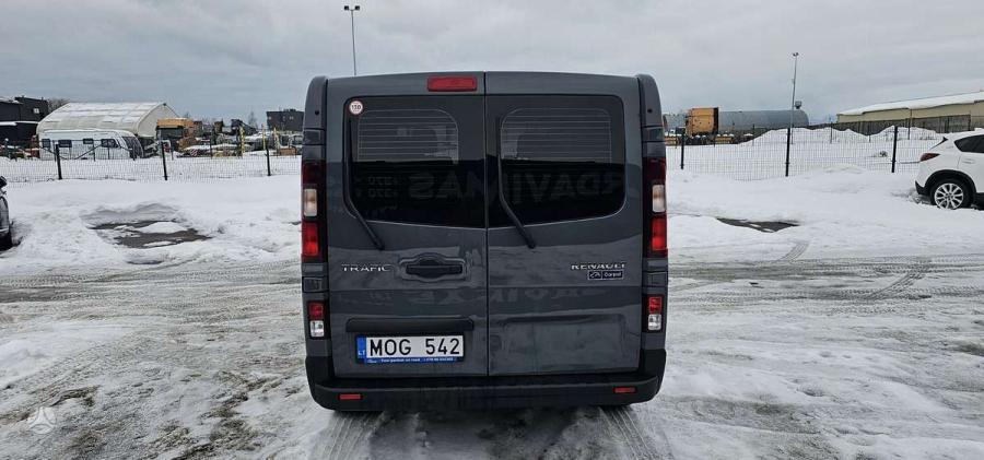 Grey Renault Trafic 2023 in Klaipeda, with an engine capacity of 2.00 L and mileage of 110 thousand km for 25500 €, photo 5 on AUTOMOTO.COM.LV