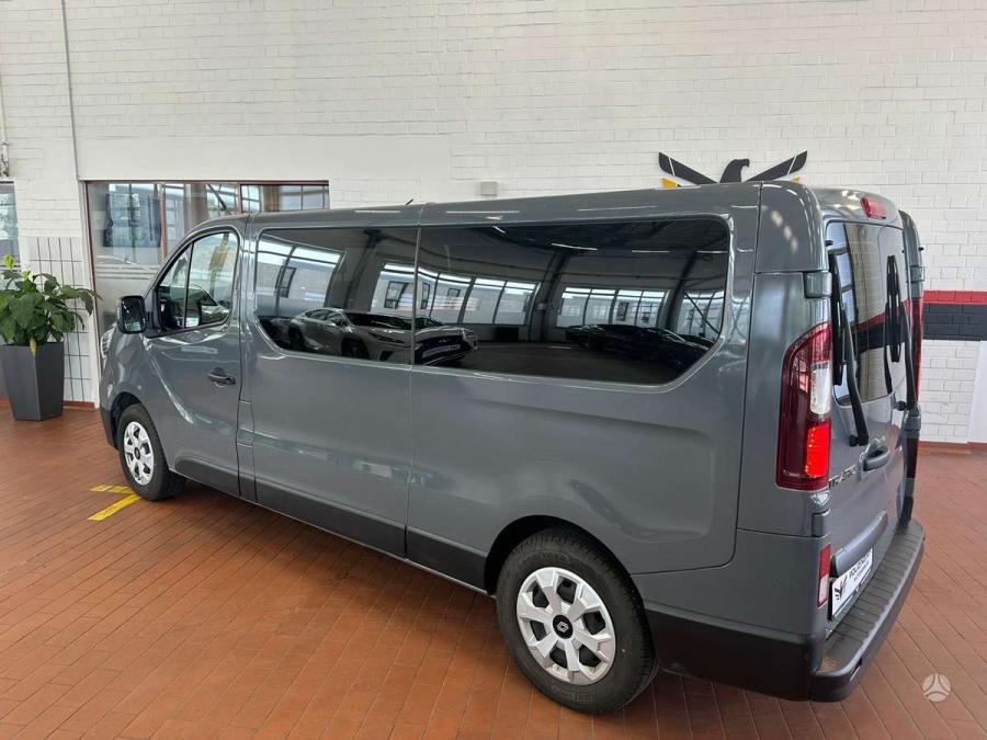 Grey Renault Trafic 2024 in Kaunas, with an engine capacity of 2.00 L and mileage of 130 thousand km for 28950 €, photo 5 on AUTOMOTO.COM.LV
