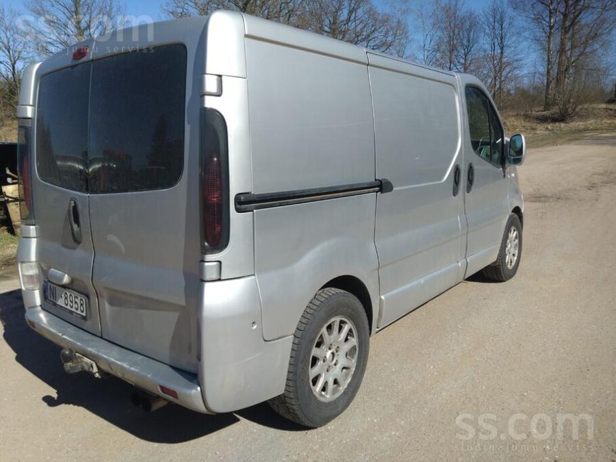 Grey Renault Trafic 2003 in Limbazi, with an engine capacity of 2.50 L and mileage of 309 thousand km for 3600 €, photo 2 on AUTOMOTO.COM.LV