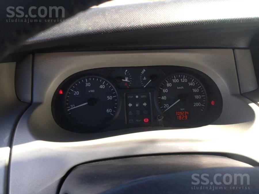 Grey Renault Trafic 2003 in Limbazi, with an engine capacity of 2.50 L and mileage of 309 thousand km for 3600 €, photo 5 on AUTOMOTO.COM.LV