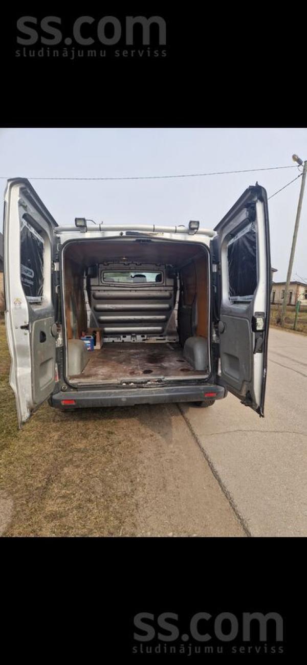 Pelēks Renault Trafic 2004 Preiļi, ar dzinēja tilpumu 2.50 L un nobraukumu 271 tūkst. km par 4800 €, foto 3 vietnē AUTOMOTO.COM.LV
