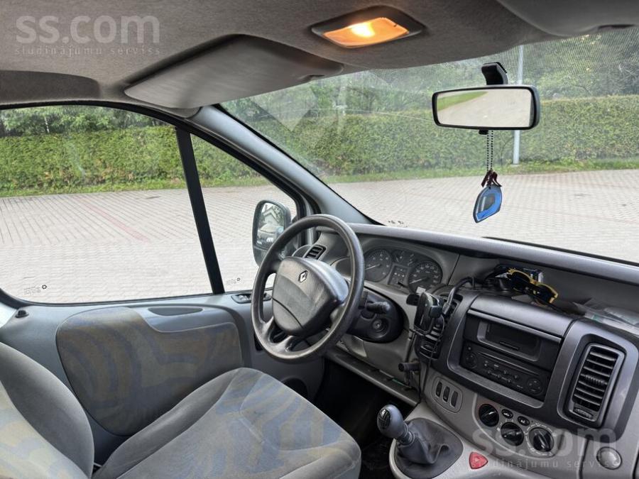 Grey Renault Trafic 2004 in Cesis, with an engine capacity of 2.50 L and mileage of 310 thousand km for 1000 €, photo 4 on AUTOMOTO.COM.LV