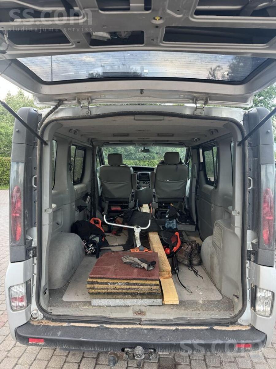 Grey Renault Trafic 2004 in Cesis, with an engine capacity of 2.50 L and mileage of 310 thousand km for 1000 €, photo 5 on AUTOMOTO.COM.LV