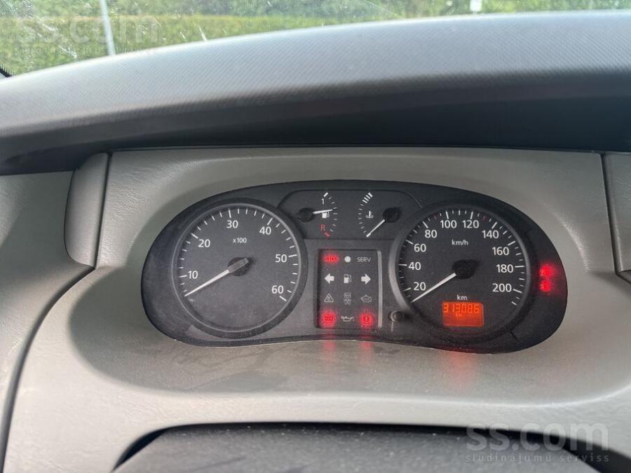 Grey Renault Trafic 2004 in Cesis, with an engine capacity of 2.50 L and mileage of 310 thousand km for 1000 €, photo 6 on AUTOMOTO.COM.LV