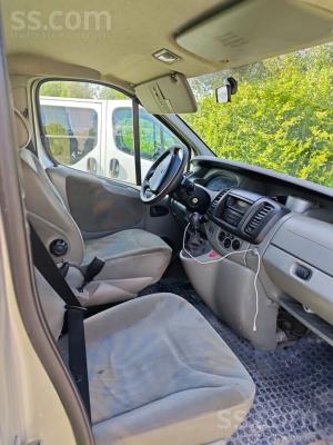 Grey Renault Trafic 2005 in Riga, with an engine capacity of 2.00 L and mileage of 471 thousand km for 4500 €, photo 3 on AUTOMOTO.COM.LV