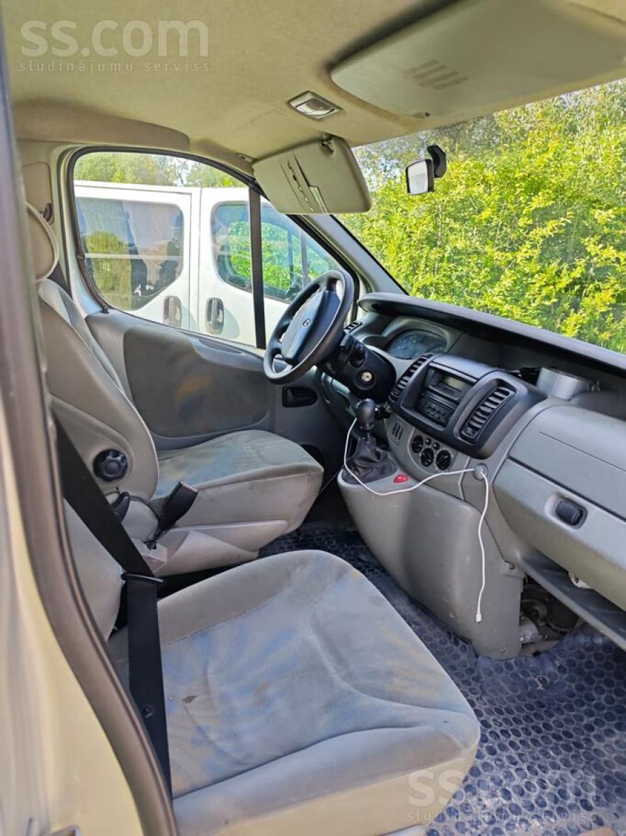 Grey Renault Trafic 2005 in Riga, with an engine capacity of 2.00 L and mileage of 471 thousand km for 4500 €, photo 3 on AUTOMOTO.COM.LV