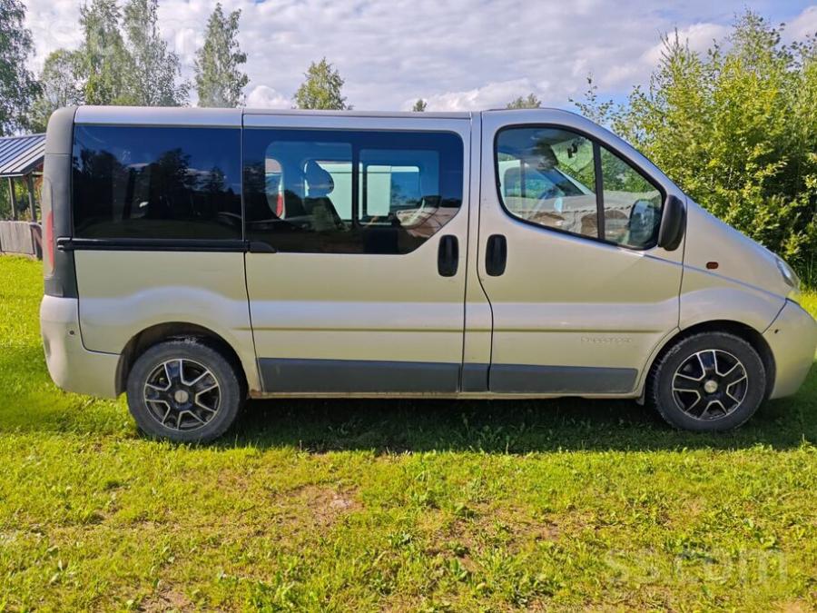 Grey Renault Trafic 2005 in Riga, with an engine capacity of 2.00 L and mileage of 471 thousand km for 4500 €, photo 6 on AUTOMOTO.COM.LV