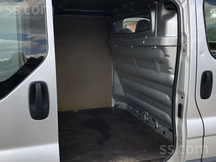 Grey Renault Trafic 2006 in Cesis, with an engine capacity of 1.90 L and mileage of 0 thousand km for 4700 €, photo 7 on AUTOMOTO.COM.LV