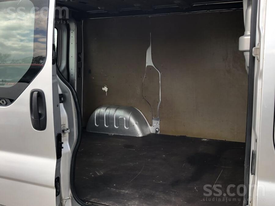 Grey Renault Trafic 2006 in Cesis, with an engine capacity of 1.90 L and mileage of 0 thousand km for 4700 €, photo 8 on AUTOMOTO.COM.LV