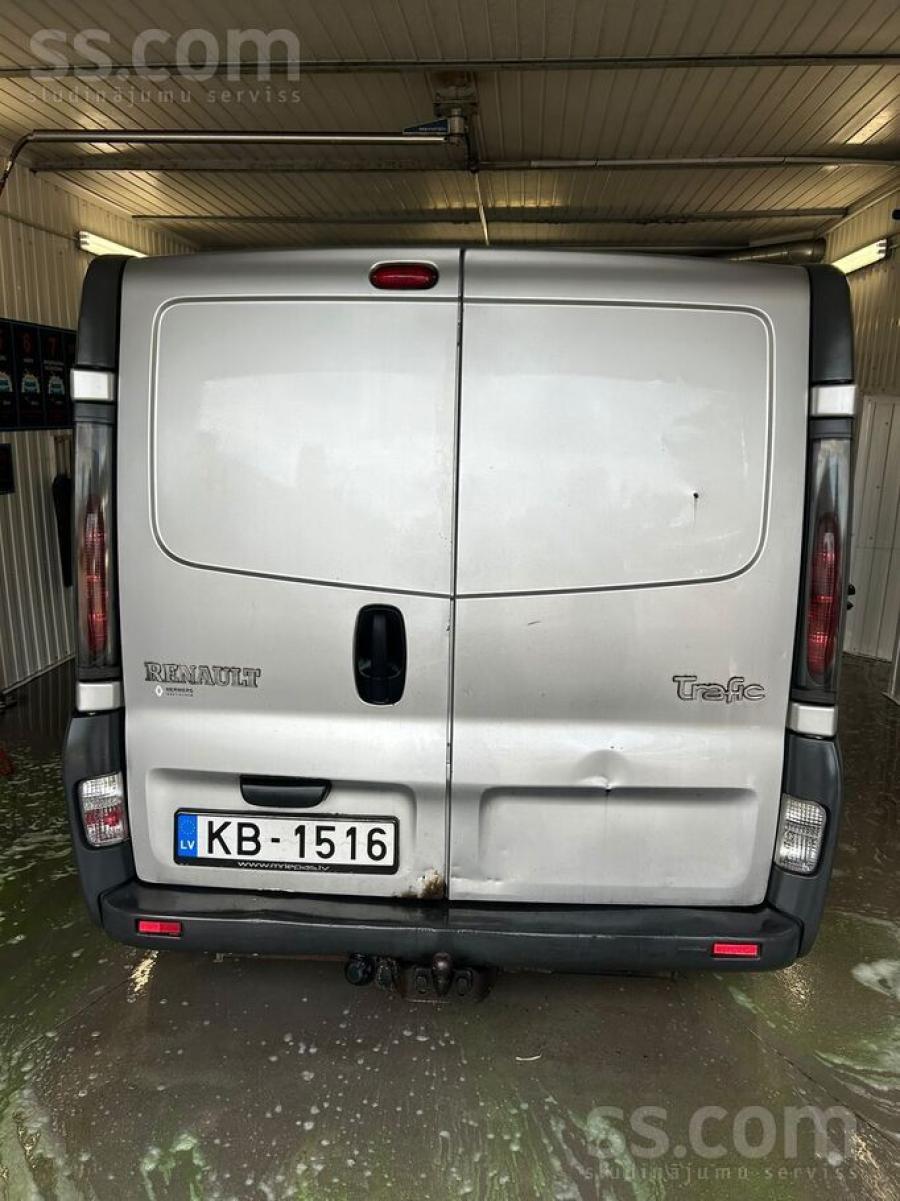 Grey Renault Trafic 2006 in Riga, with an engine capacity of 2.50 L and mileage of 460 thousand km for 3000 €, photo 6 on AUTOMOTO.COM.LV