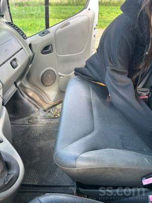 Grey Renault Trafic 2006 in Riga, with an engine capacity of 2.50 L and mileage of 460 thousand km for 3000 €, photo 12 on AUTOMOTO.COM.LV