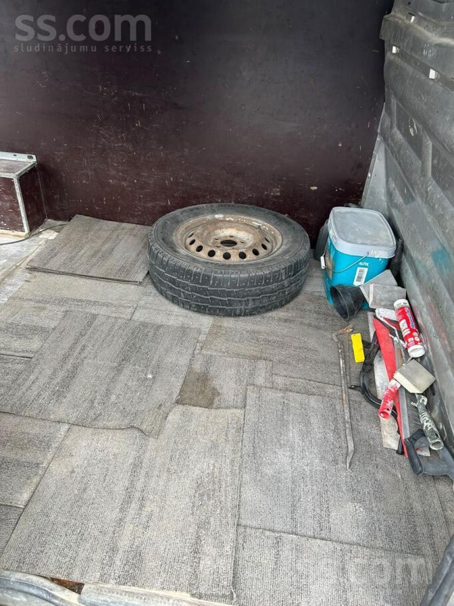 Grey Renault Trafic 2006 in Riga, with an engine capacity of 2.50 L and mileage of 460 thousand km for 3000 €, photo 16 on AUTOMOTO.COM.LV