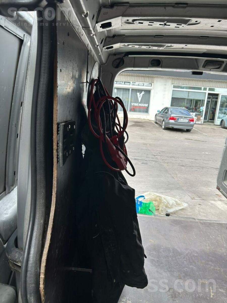 Grey Renault Trafic 2006 in Riga, with an engine capacity of 2.50 L and mileage of 460 thousand km for 3000 €, photo 18 on AUTOMOTO.COM.LV