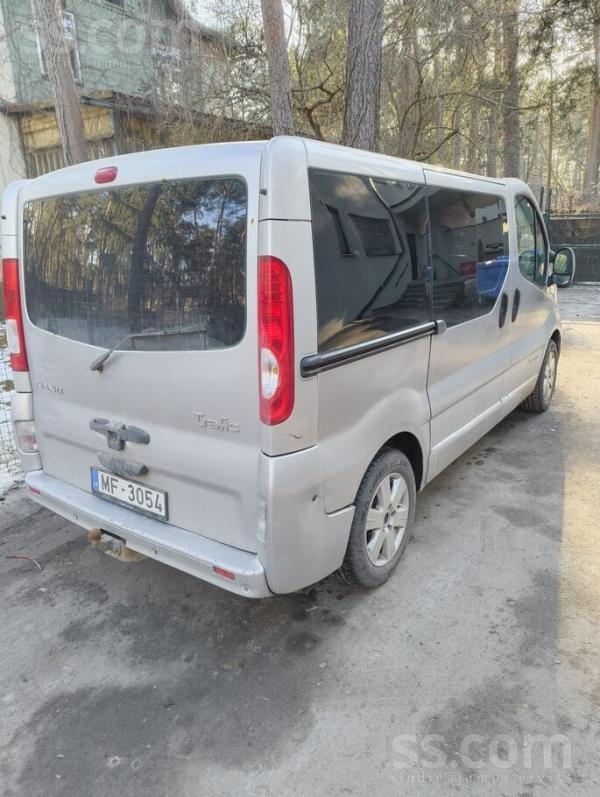 Grey Renault Trafic 2007 in Jurmala, with an engine capacity of 2.00 L and mileage of 400 thousand km for 3900 €, photo 3 on AUTOMOTO.COM.LV