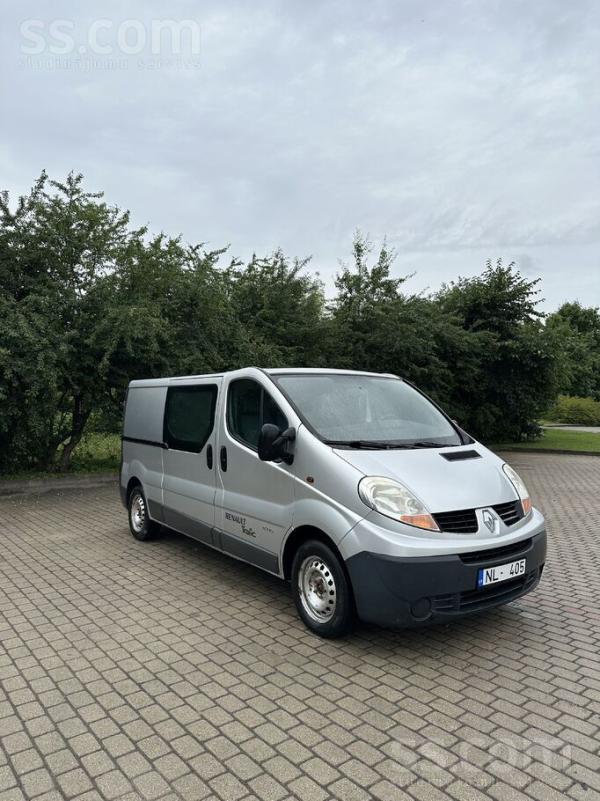 Grey Renault Trafic 2007 in Dobele, with an engine capacity of 2.00 L and mileage of 328 thousand km for 6100 €, photo 1 on AUTOMOTO.COM.LV