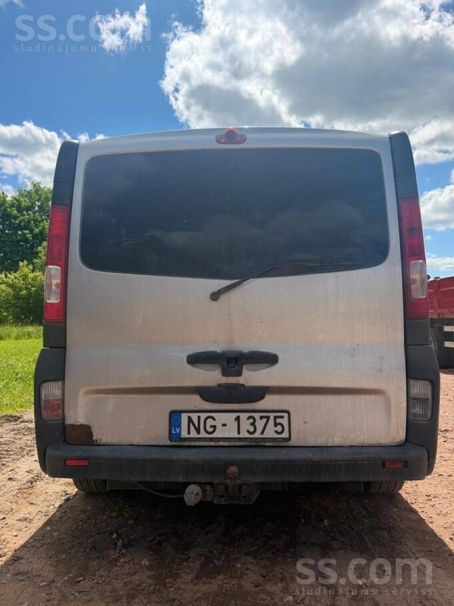 Grey Renault Trafic 2008 in Daugavpils, with an engine capacity of 2.50 L and mileage of 317 thousand km for 2000 €, photo 8 on AUTOMOTO.COM.LV