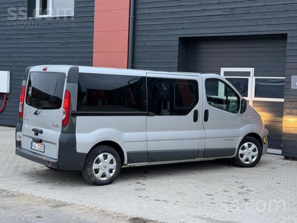 Grey Renault Trafic 2008 in Cesis, with an engine capacity of 2.50 L and mileage of 414 thousand km for 3600 €, photo 10 on AUTOMOTO.COM.LV