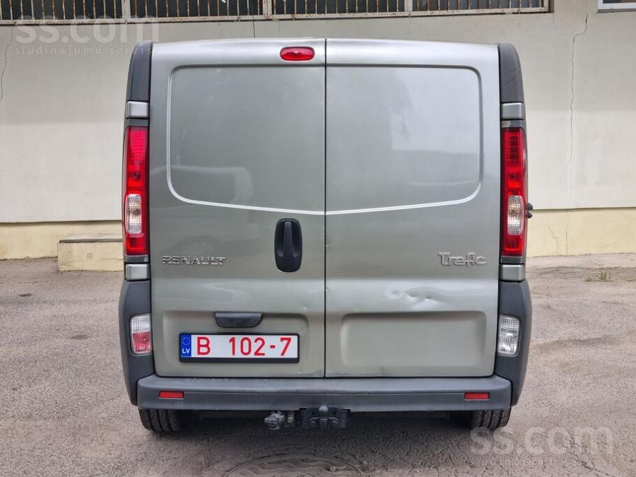 Pelēks Renault Trafic 2009 Ogre, ar dzinēja tilpumu 2.50 L un nobraukumu 140 tūkst. km par 6950 €, foto 8 vietnē AUTOMOTO.COM.LV