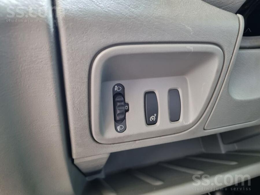 Pelēks Renault Trafic 2009 Ogre, ar dzinēja tilpumu 2.50 L un nobraukumu 140 tūkst. km par 6950 €, foto 16 vietnē AUTOMOTO.COM.LV