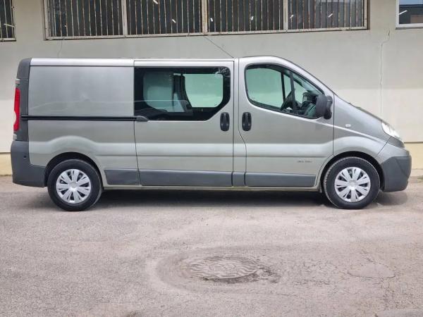 Pelēks Renault Trafic 2009 Ogre, ar dzinēja tilpumu 2.50 L un nobraukumu 140 tūkst. km par 6950 €, foto 4 vietnē AUTOMOTO.COM.LV
