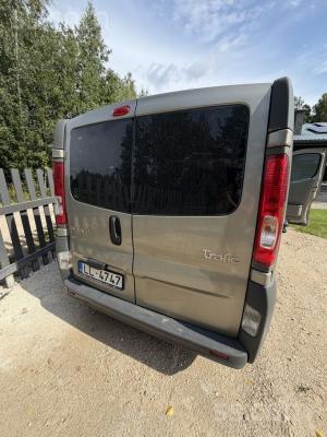 Grey Renault Trafic 2009 in Riga, with an engine capacity of 2.00 L and mileage of 317 thousand km for 3300 €, photo 3 on AUTOMOTO.COM.LV