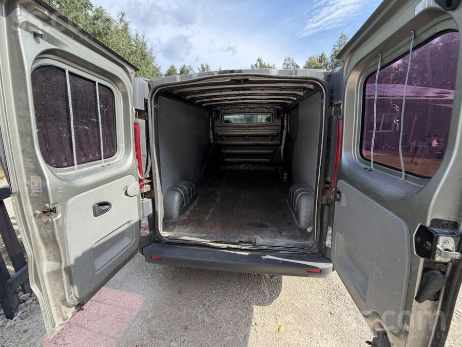 Grey Renault Trafic 2009 in Riga, with an engine capacity of 2.00 L and mileage of 317 thousand km for 3300 €, photo 4 on AUTOMOTO.COM.LV