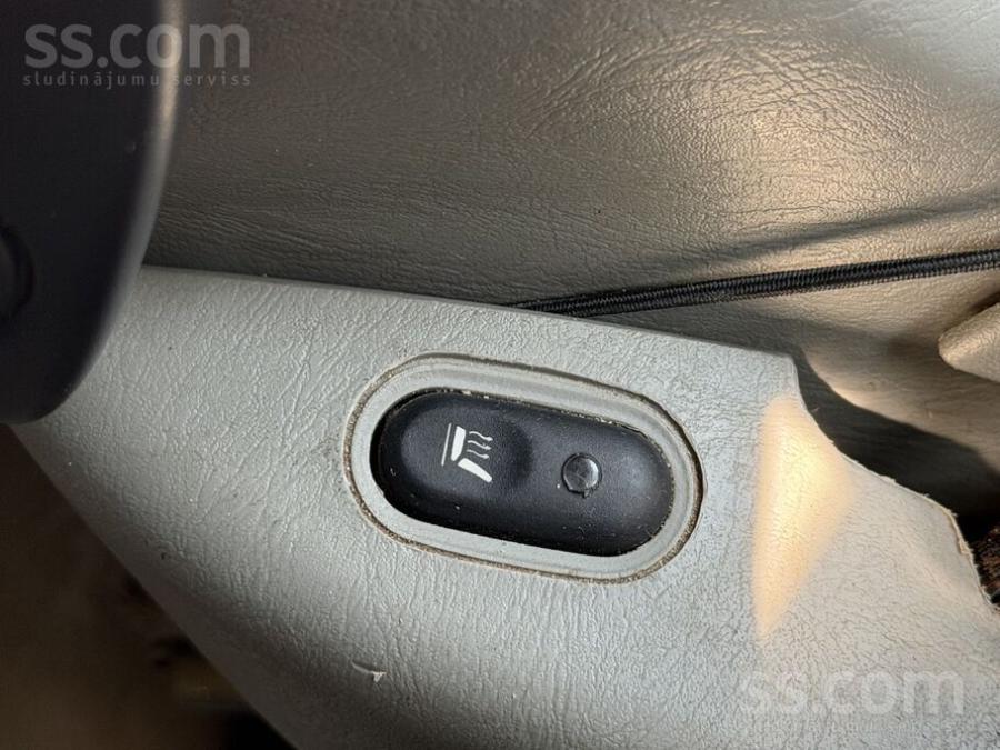 Grey Renault Trafic 2009 in Riga, with an engine capacity of 2.00 L and mileage of 317 thousand km for 3300 €, photo 6 on AUTOMOTO.COM.LV