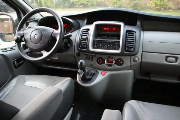 Pelēks Renault Trafic 2010 Mārupe, ar dzinēja tilpumu 2.50 L un nobraukumu 298 tūkst. km par 5950 €, foto 10 vietnē AUTOMOTO.COM.LV