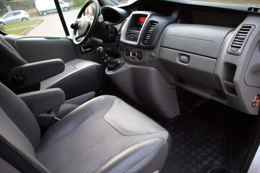 Pelēks Renault Trafic 2010 Mārupe, ar dzinēja tilpumu 2.50 L un nobraukumu 298 tūkst. km par 5950 €, foto 12 vietnē AUTOMOTO.COM.LV