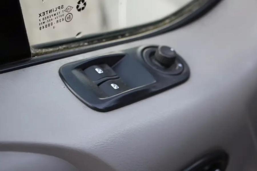 Pelēks Renault Trafic 2010 Mārupe, ar dzinēja tilpumu 2.50 L un nobraukumu 298 tūkst. km par 5950 €, foto 15 vietnē AUTOMOTO.COM.LV