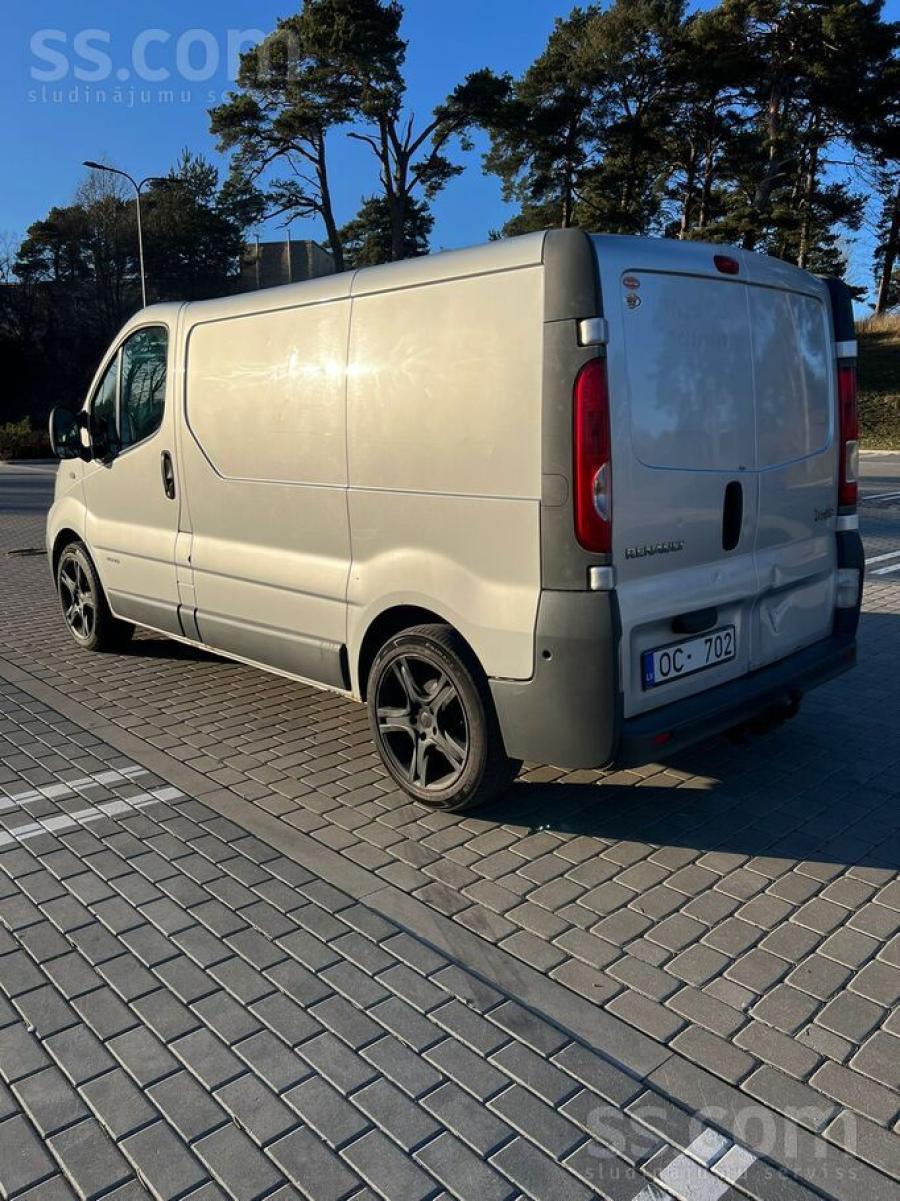 Grey Renault Trafic 2011 in Ventspils, with an engine capacity of 2.00 L and mileage of 331 thousand km for 3000 €, photo 4 on AUTOMOTO.COM.LV
