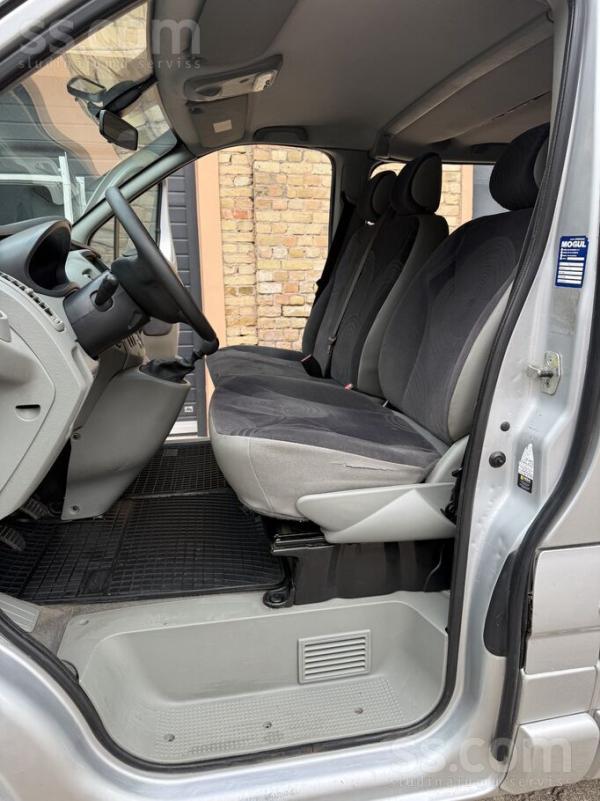 Grey Renault Trafic 2011 in Riga, with an engine capacity of 2.50 L and mileage of 387 thousand km for 7850 €, photo 3 on AUTOMOTO.COM.LV