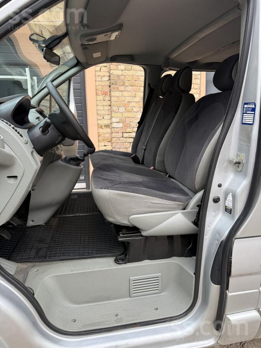 Pelēks Renault Trafic 2011 Rīga, ar dzinēja tilpumu 2.50 L un nobraukumu 387 tūkst. km par 7850 €, foto 3 vietnē AUTOMOTO.COM.LV
