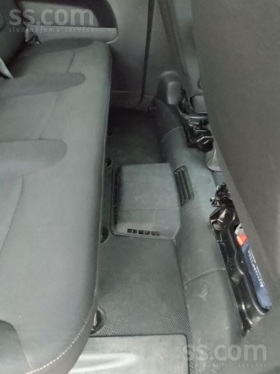 Grey Renault Trafic 2015 in Riga, with an engine capacity of 1.60 L and mileage of 212 thousand km for 12200 €, photo 10 on AUTOMOTO.COM.LV