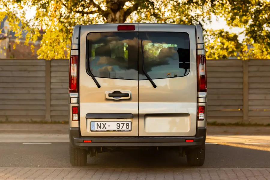 Grey Renault Trafic 2016 in Jelgava, with an engine capacity of 1.60 L and mileage of 196 thousand km for 9000 €, photo 5 on AUTOMOTO.COM.LV