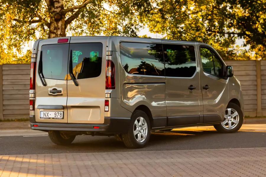 Grey Renault Trafic 2016 in Jelgava, with an engine capacity of 1.60 L and mileage of 196 thousand km for 9000 €, photo 6 on AUTOMOTO.COM.LV