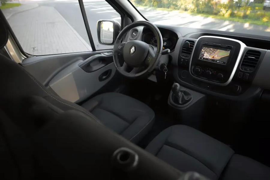 Grey Renault Trafic 2016 in Jelgava, with an engine capacity of 1.60 L and mileage of 196 thousand km for 9000 €, photo 10 on AUTOMOTO.COM.LV