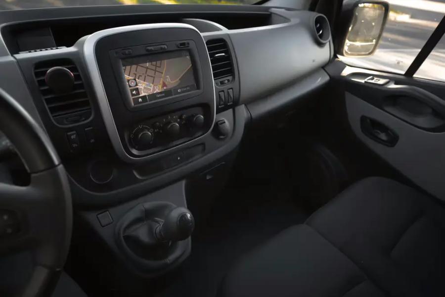 Grey Renault Trafic 2016 in Jelgava, with an engine capacity of 1.60 L and mileage of 196 thousand km for 9000 €, photo 11 on AUTOMOTO.COM.LV
