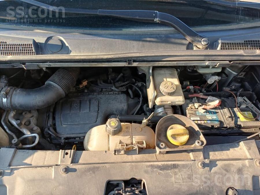 Grey Renault Trafic 2016 in Riga, with an engine capacity of 1.60 L and mileage of 191 thousand km for 7999 €, photo 33 on AUTOMOTO.COM.LV