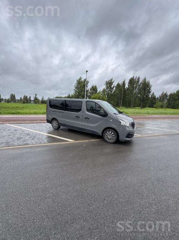 Grey Renault Trafic 2017 in Jelgava, with an engine capacity of 1.60 L and mileage of 369 thousand km for 10500 €, photo 3 on AUTOMOTO.COM.LV