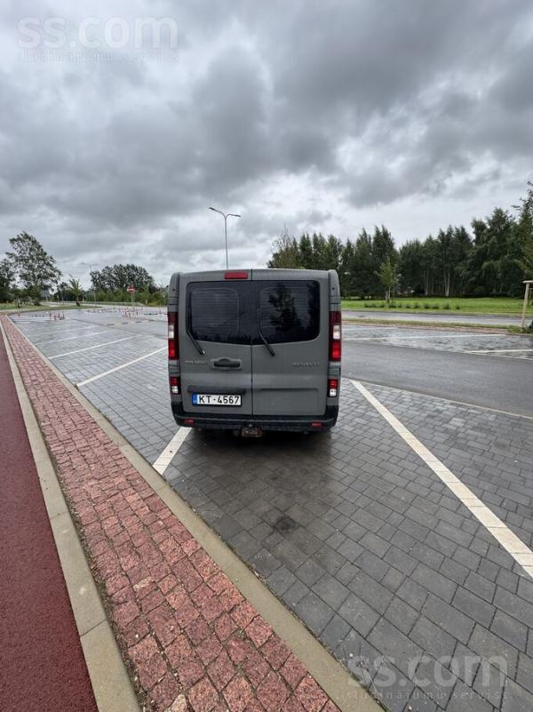 Grey Renault Trafic 2017 in Jelgava, with an engine capacity of 1.60 L and mileage of 369 thousand km for 10500 €, photo 4 on AUTOMOTO.COM.LV