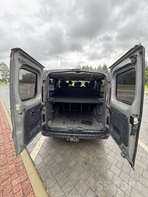 Grey Renault Trafic 2017 in Jelgava, with an engine capacity of 1.60 L and mileage of 369 thousand km for 10500 €, photo 5 on AUTOMOTO.COM.LV